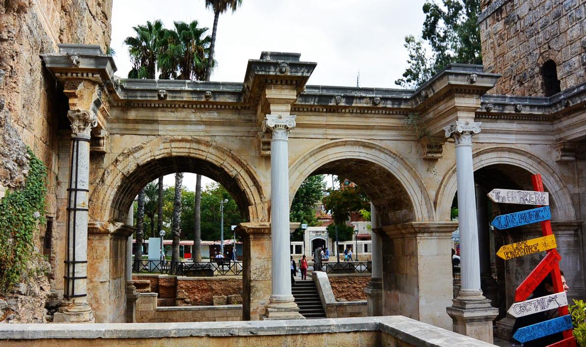 Carved arches in the island of Mexico: Carrying people's devotion to ...