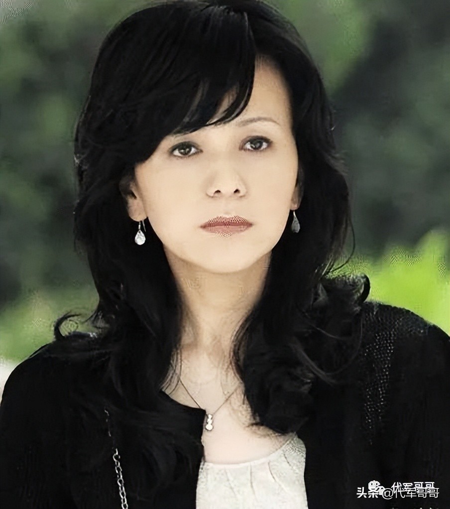 52-year-old Wang Lin wears a tight skirt and dances closely with ...