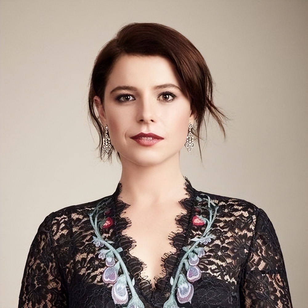 How eye-catching is the charming Jesse Buckley's performance on screen ...