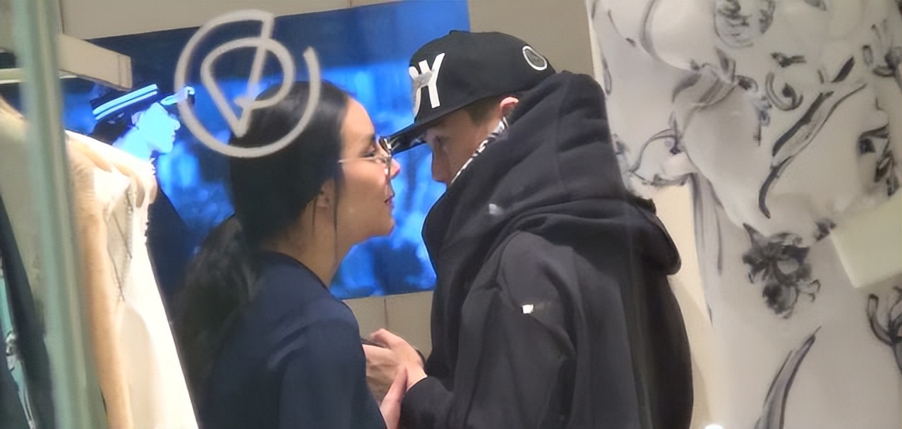 He Youjun's ex-girlfriend Lin Huili took her son to see Ronaldo, and ...