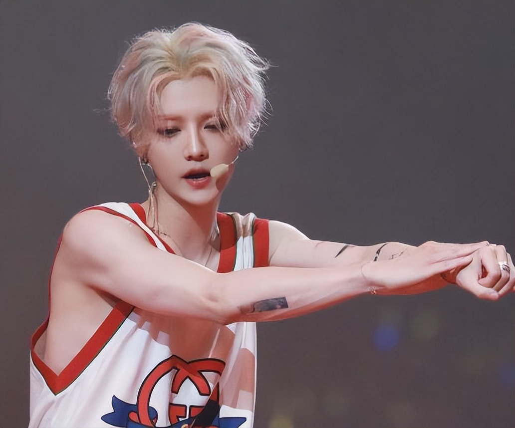 Luhan wears a vest at the concert, showing off his muscles, which is super eye-catching, full of ...