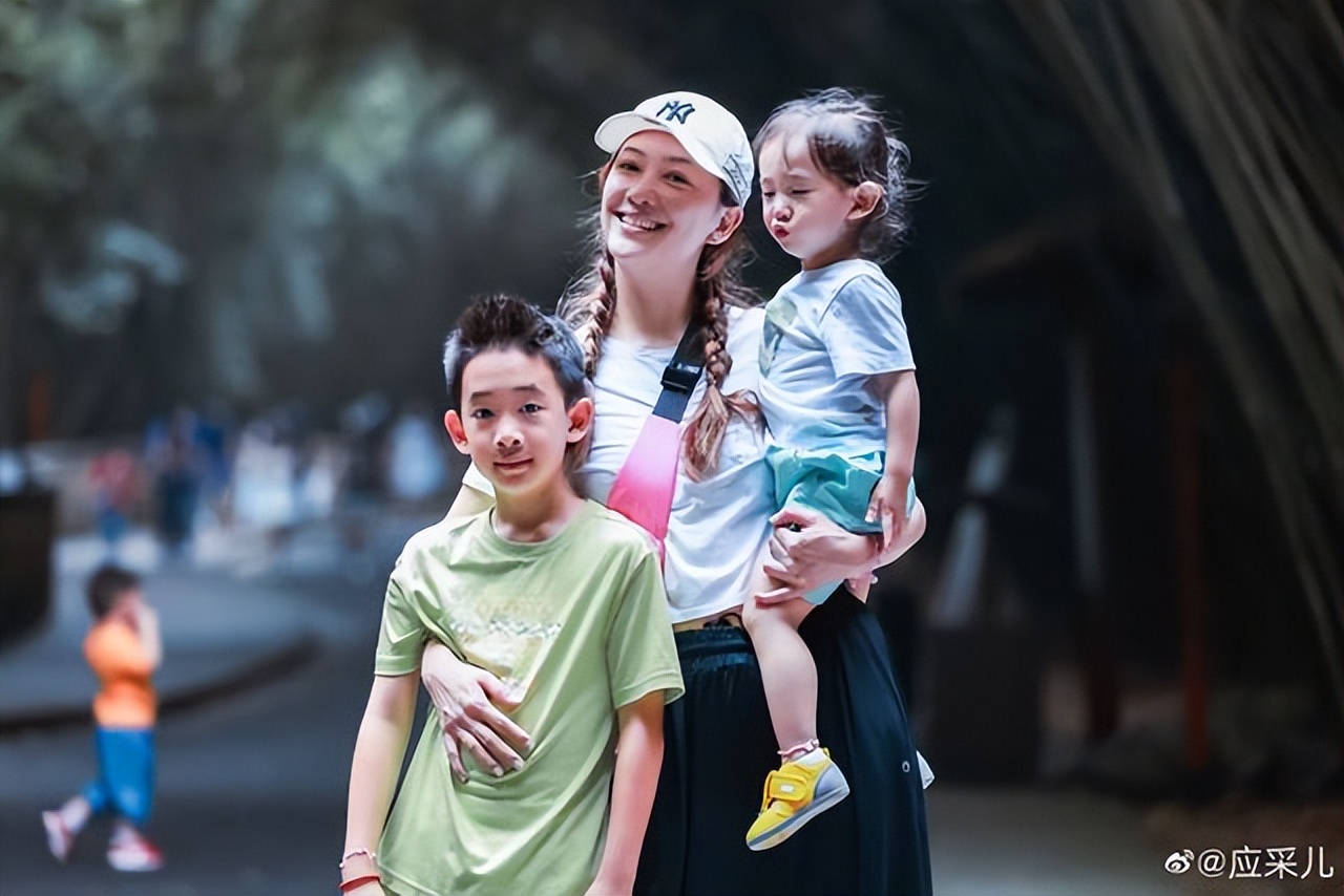 Cherrie Ying takes her two sons on a trip!Holding the baby with one ...