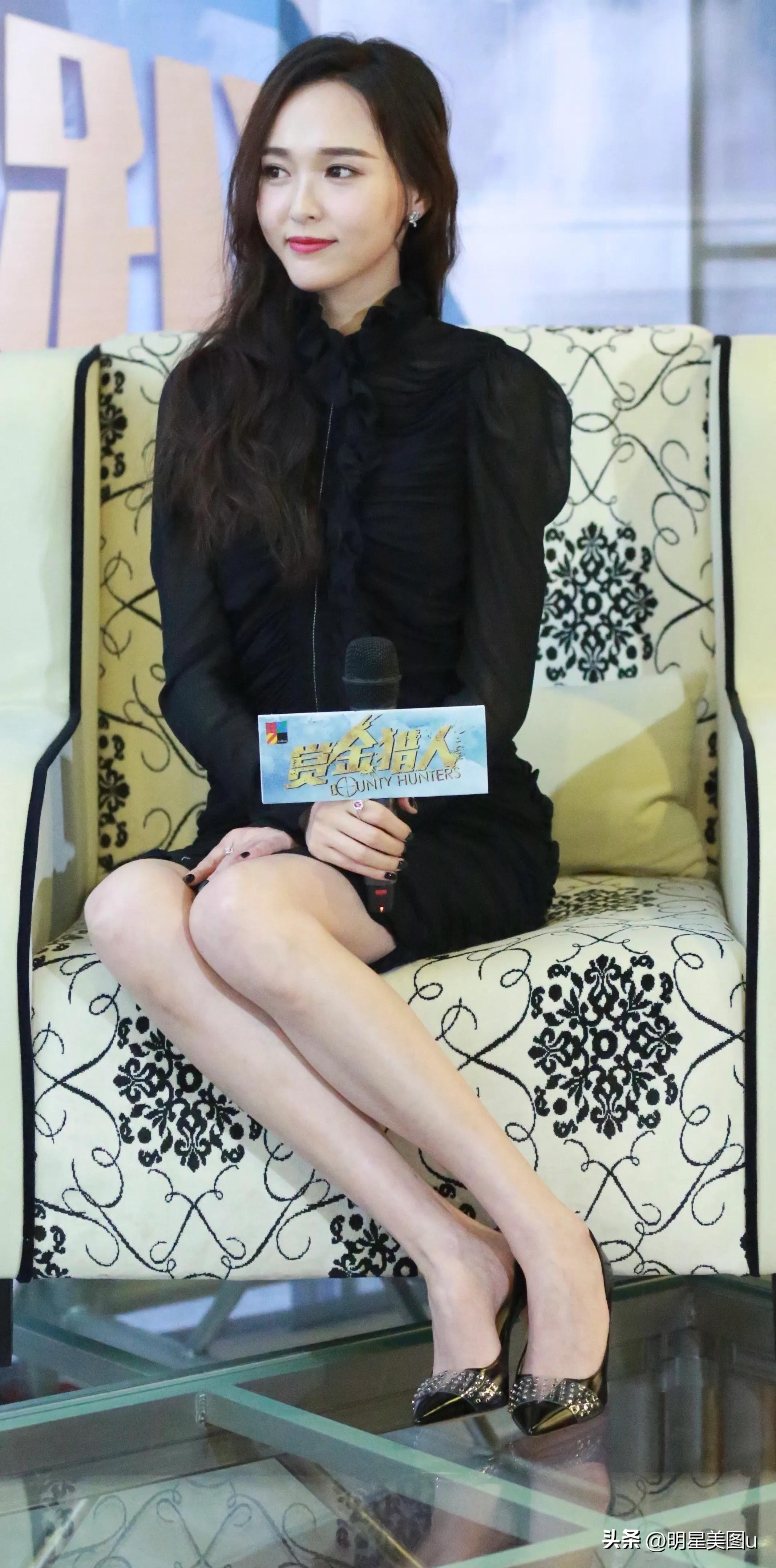 Female star Tang Yan's pointed high heels - iNEWS