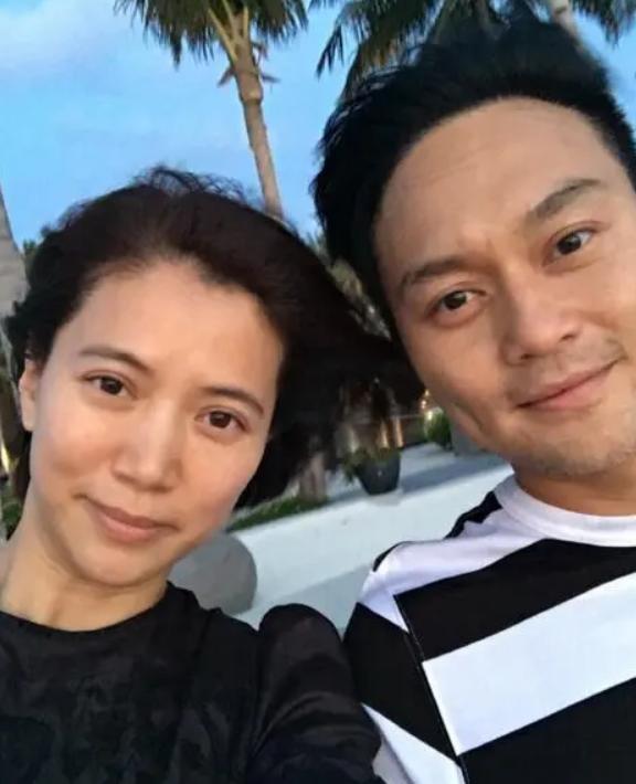 Huang Shengyi and her husband show affection at home, their eyes are ...