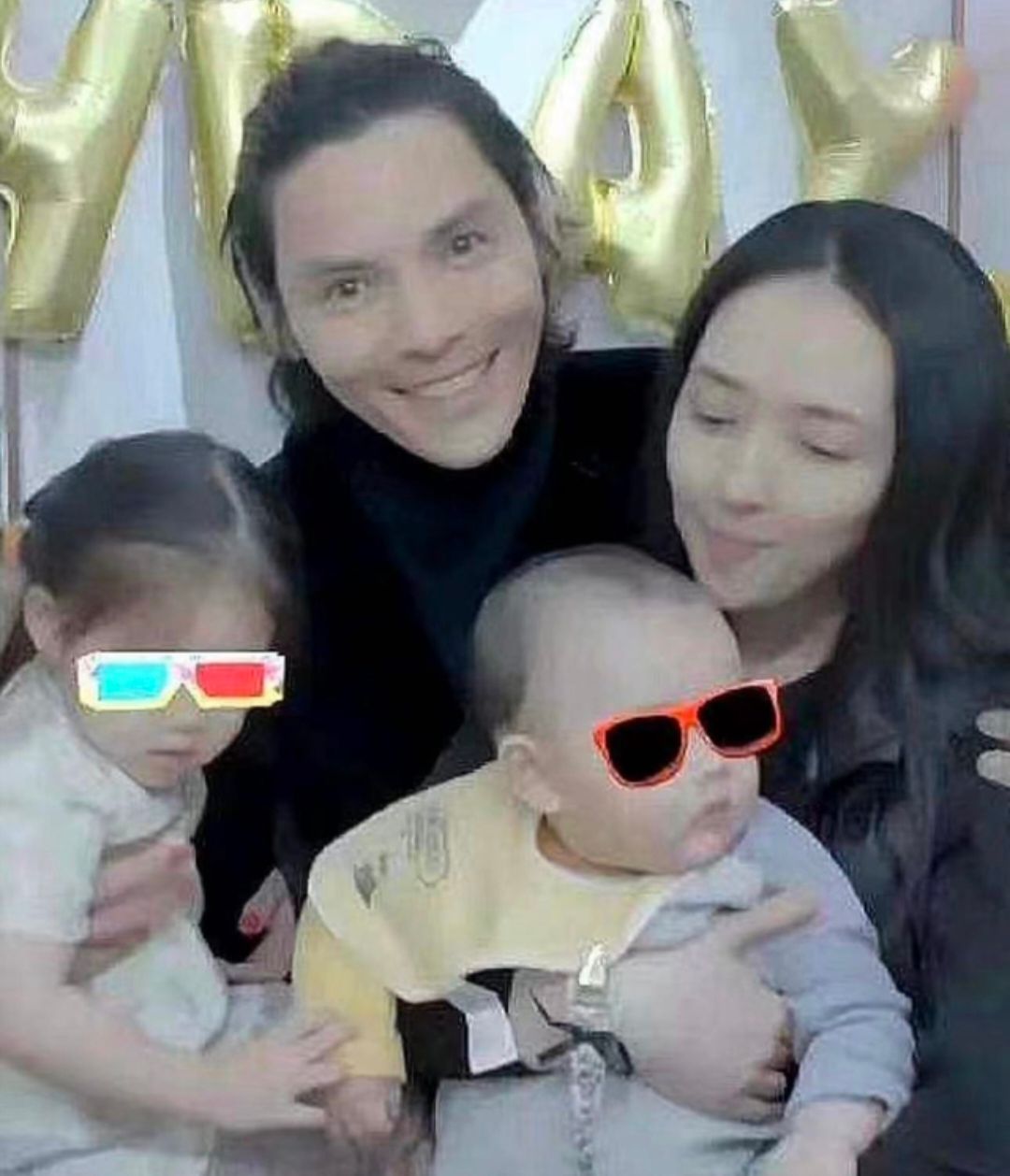 Guo Biting takes a family portrait with Zuo!Pale and haggard, the facial features of the two ...