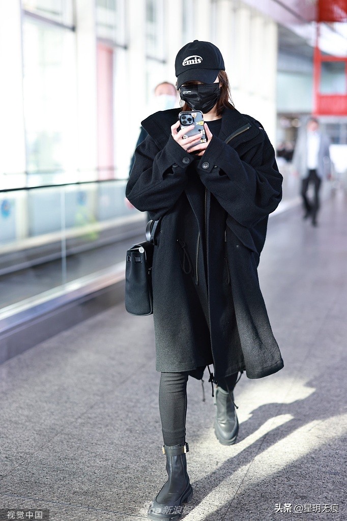 Li Chun's all-black shape appeared at the airport, cool and sassy ...