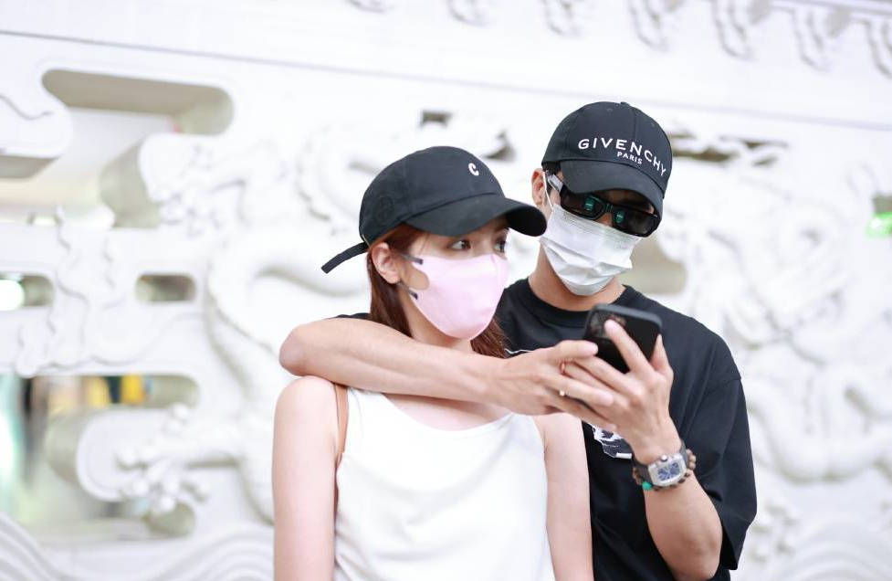 Jiang Chao Madina and his wife showed up at the airport. The two wore ...