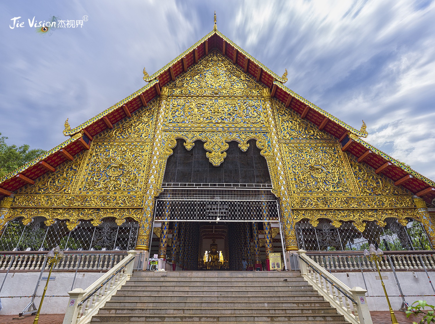A temple in Chiang Mai was forced to close due to too many tourists ...