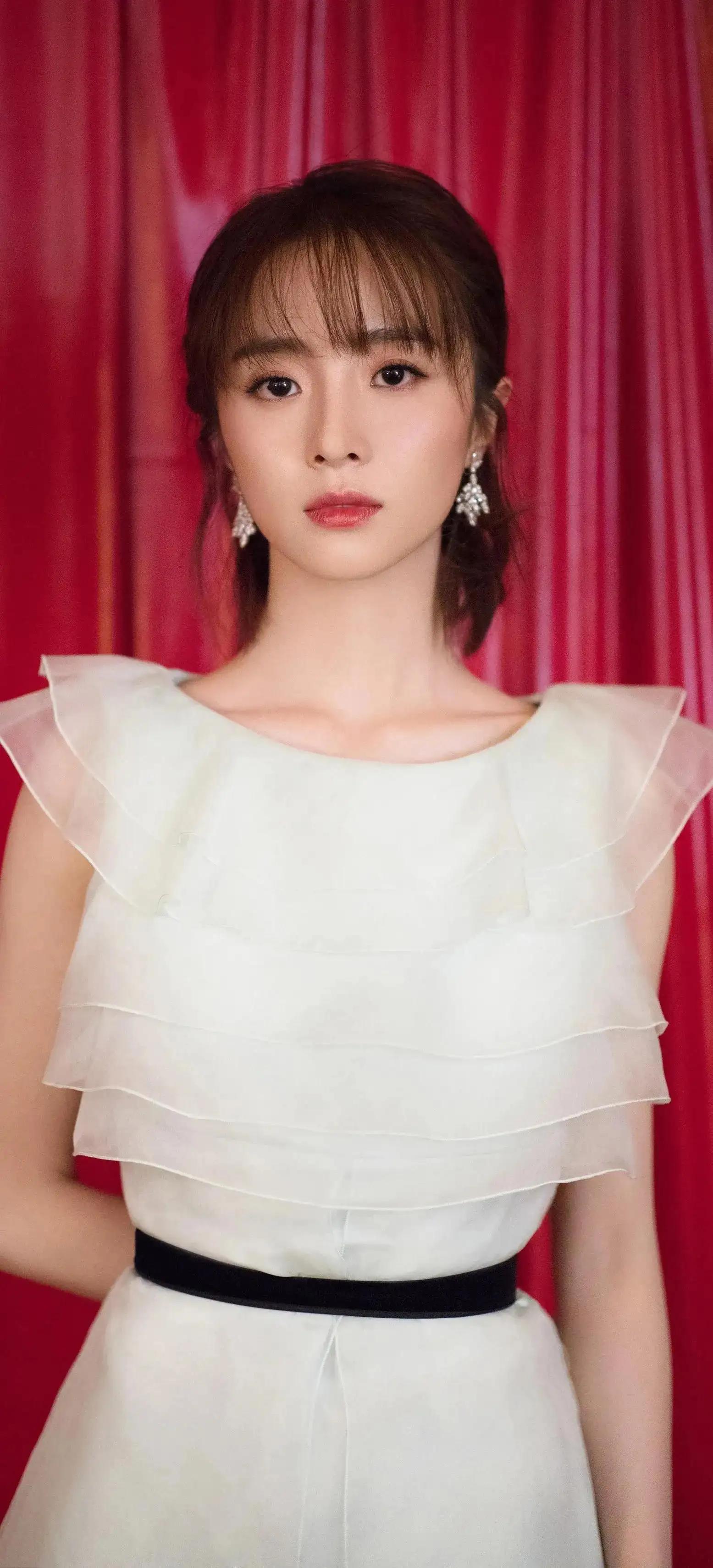 Hu Bingqing's beautiful and charming portrait facial features exquisite ...