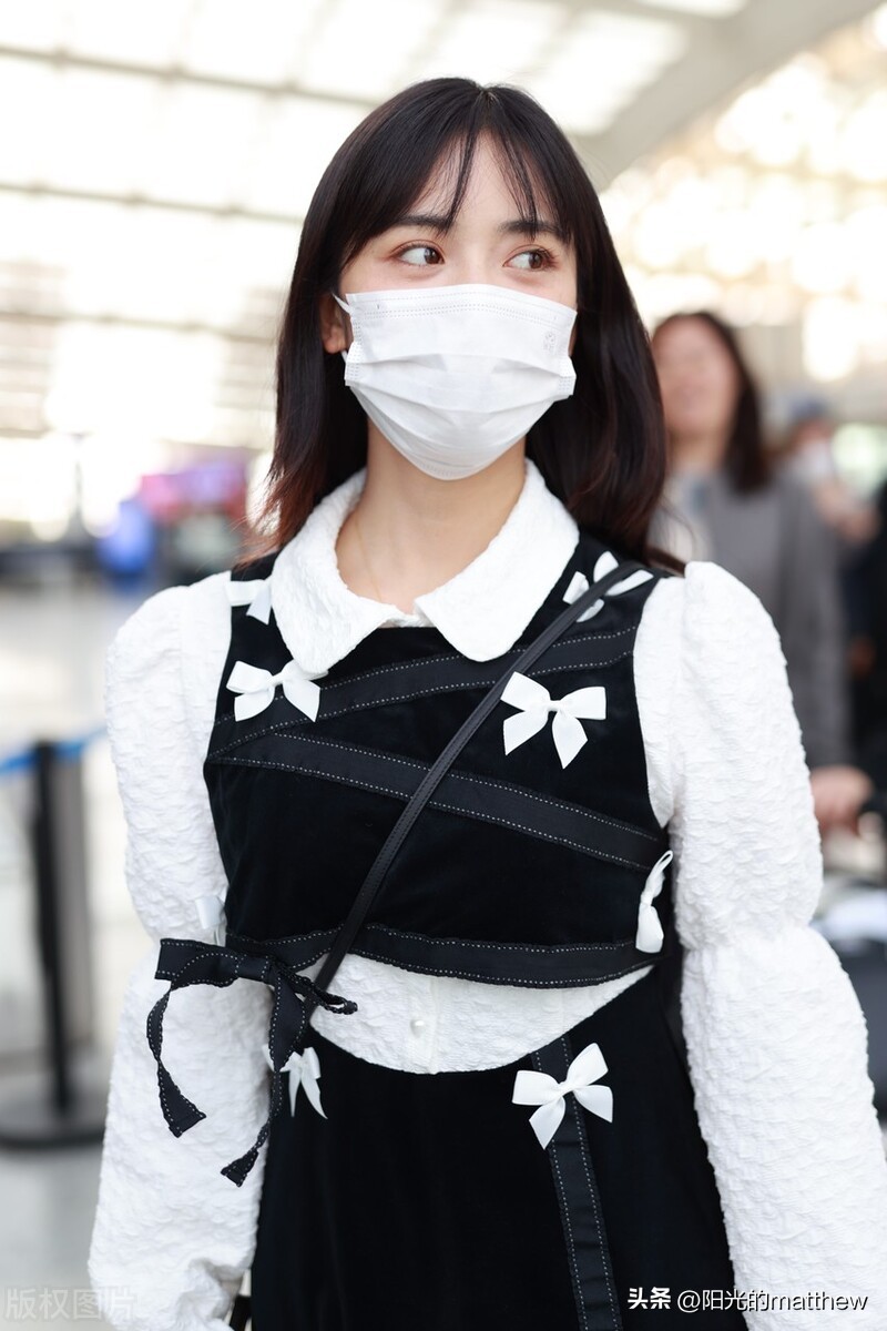Shen Yue appeared at Beijing Airport, dressed in black and white ...