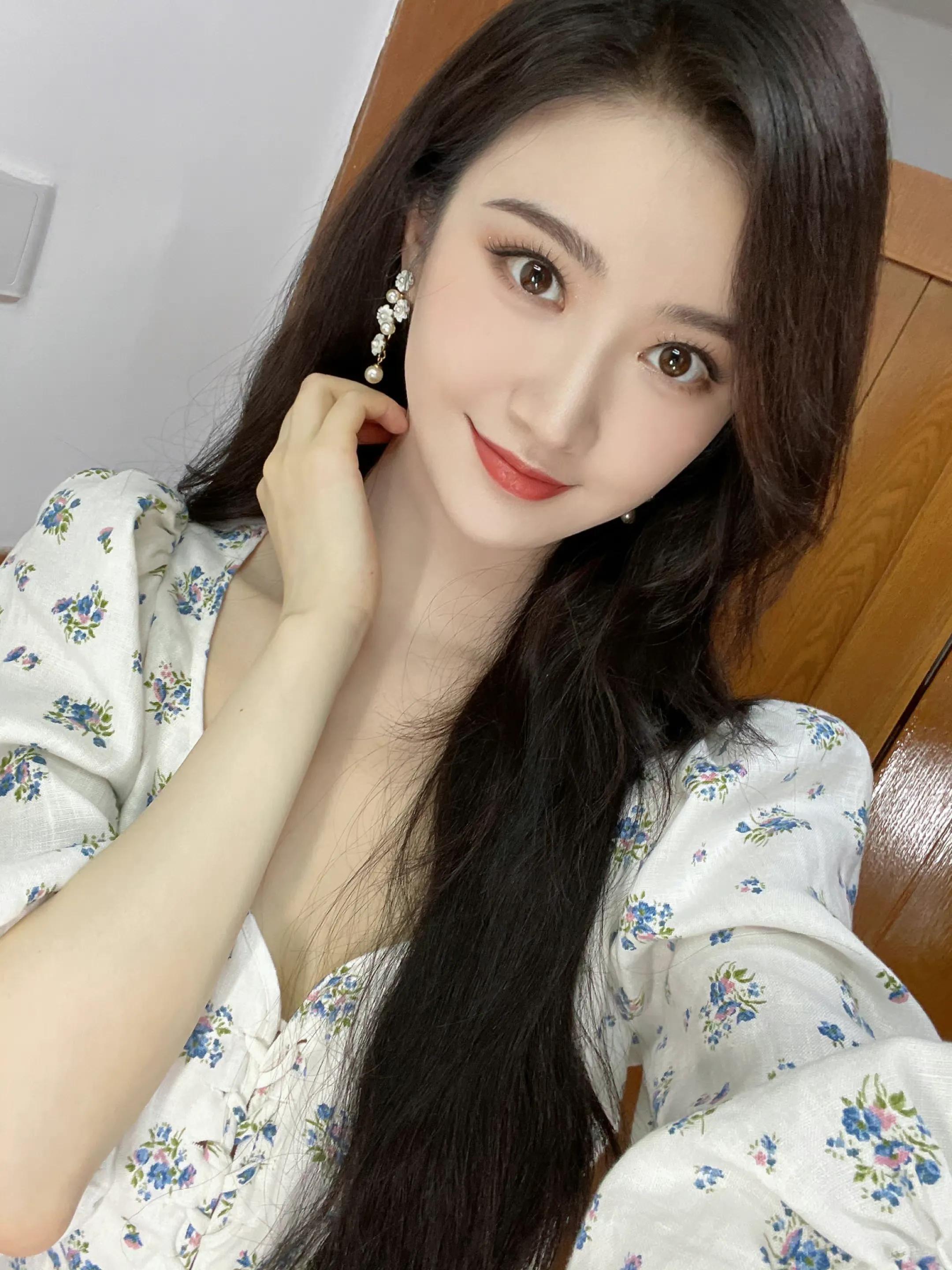 Jing Tian's romance in early autumn, with a low-eyed smile, as bright as a galaxy - iNEWS