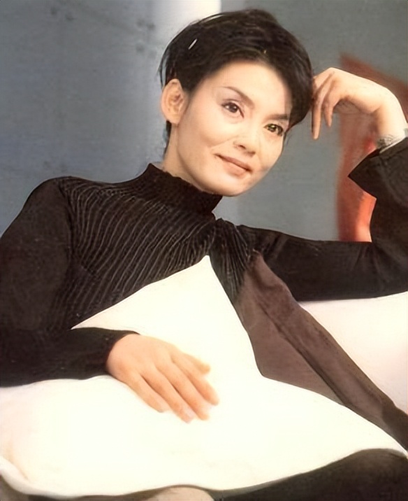 Pan Hong looked amazing when she was young, but also elegant and ...