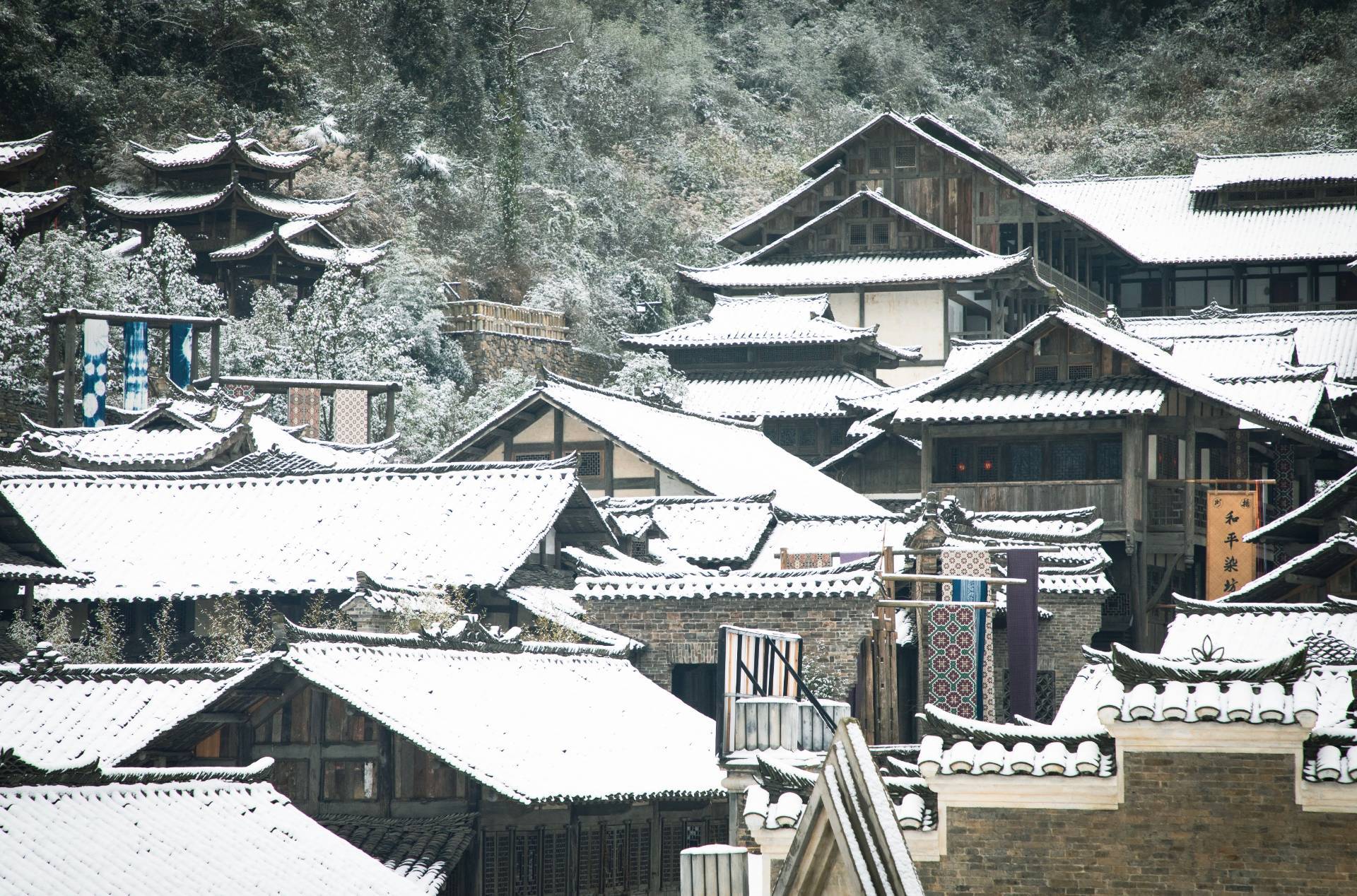 Wujiang Village is full of snow in spring, and the snowy scenery is ...