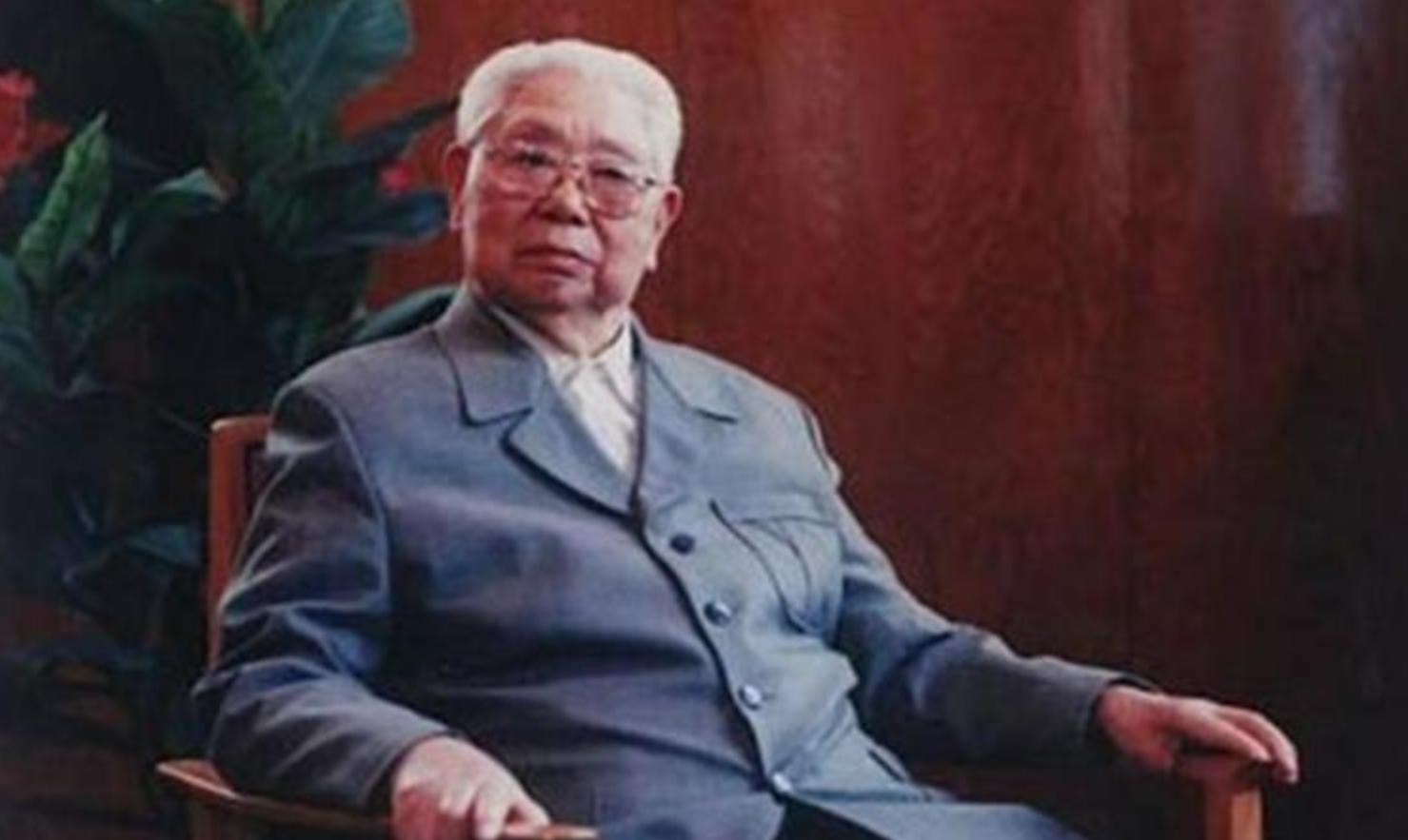 In 1976, Li Xiannian visited Ye Shuai urgently, and Ye Shuai put a ...