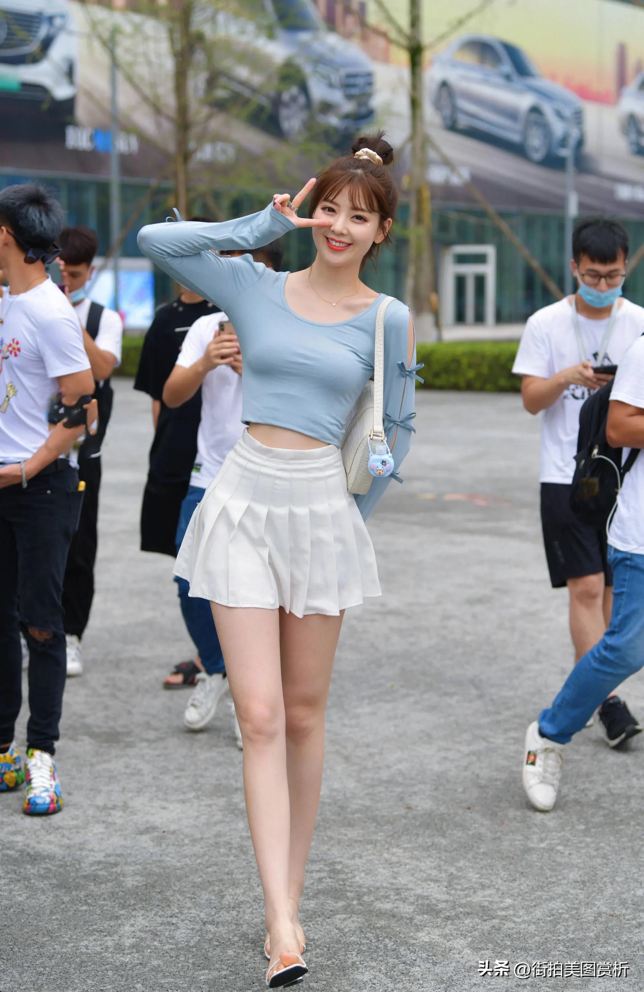 The sweet goddess looks really long in such a dress. - iNEWS