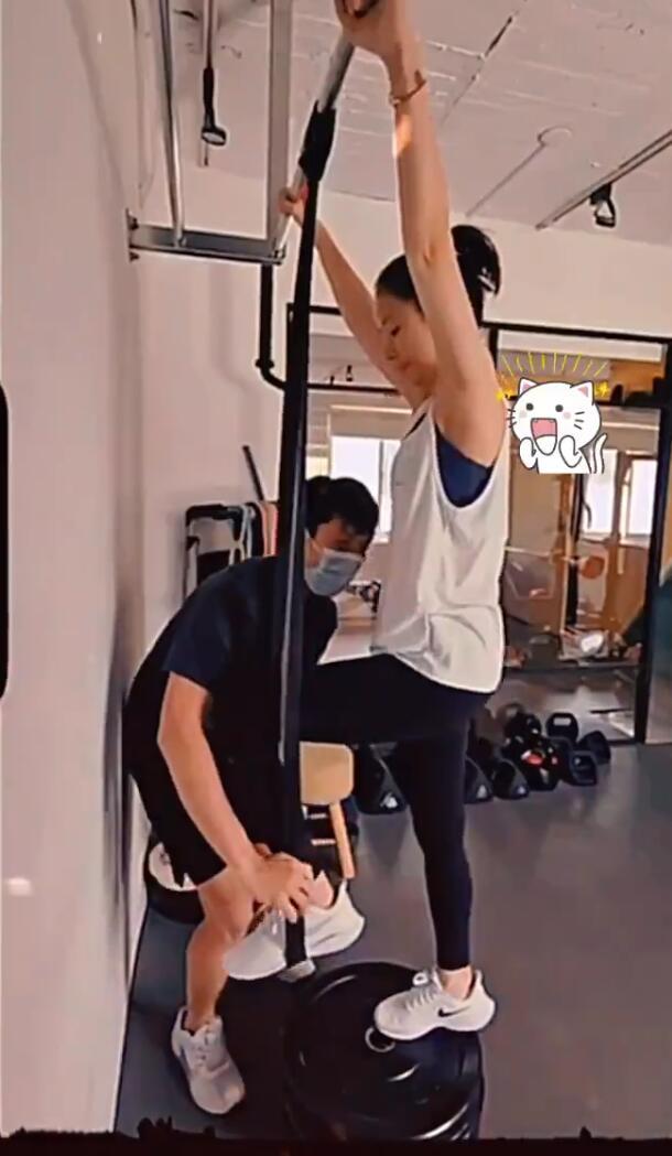 47-year-old Lin Xinru wears sexy fitness clothes. The male trainer touches his legs and supports ...