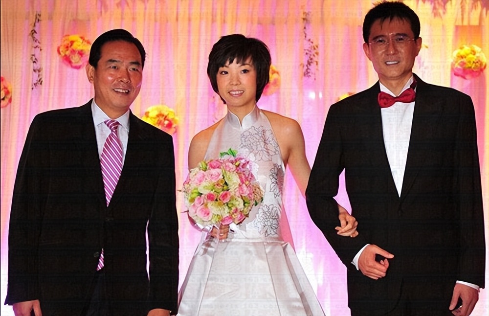 All the big names appeared in the art exhibition! Zhang Yining looks ...