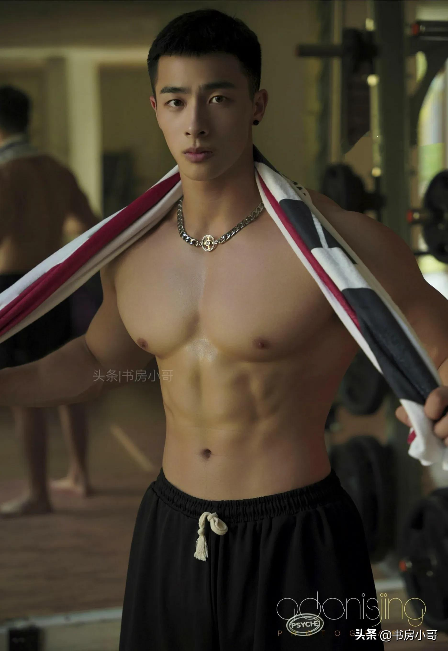 How many people envy Peng Guo's chest muscles - iMedia