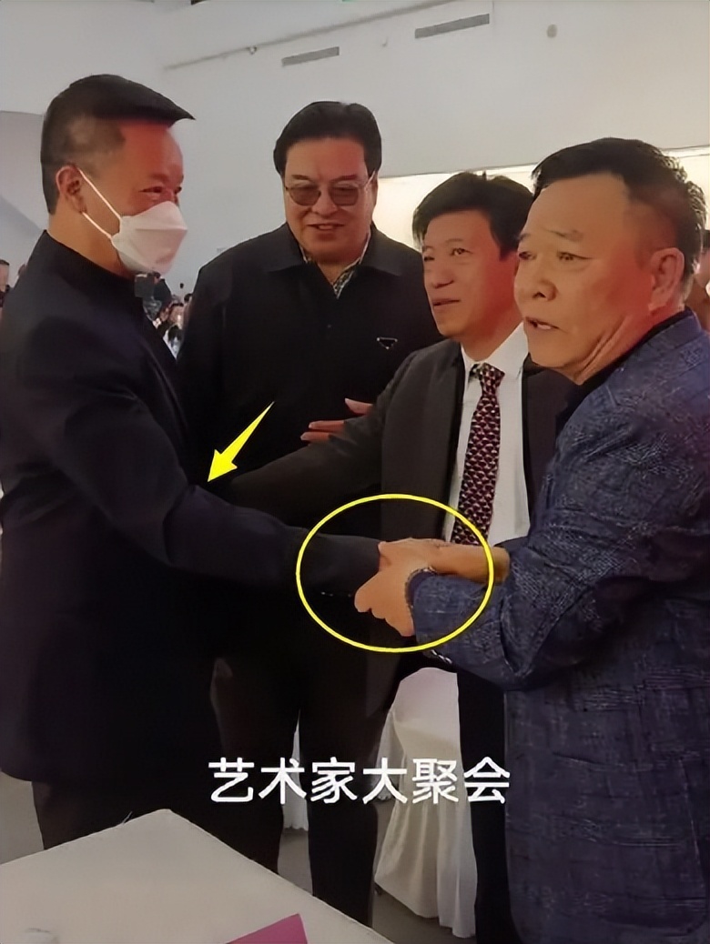 Artists gathering, Yan Weiwen and Li Shuangjiang hugged and chatted ...