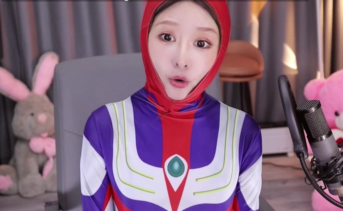 Female anchor cos Ultraman, all coquettish!The dull girl is dumbfounded ...