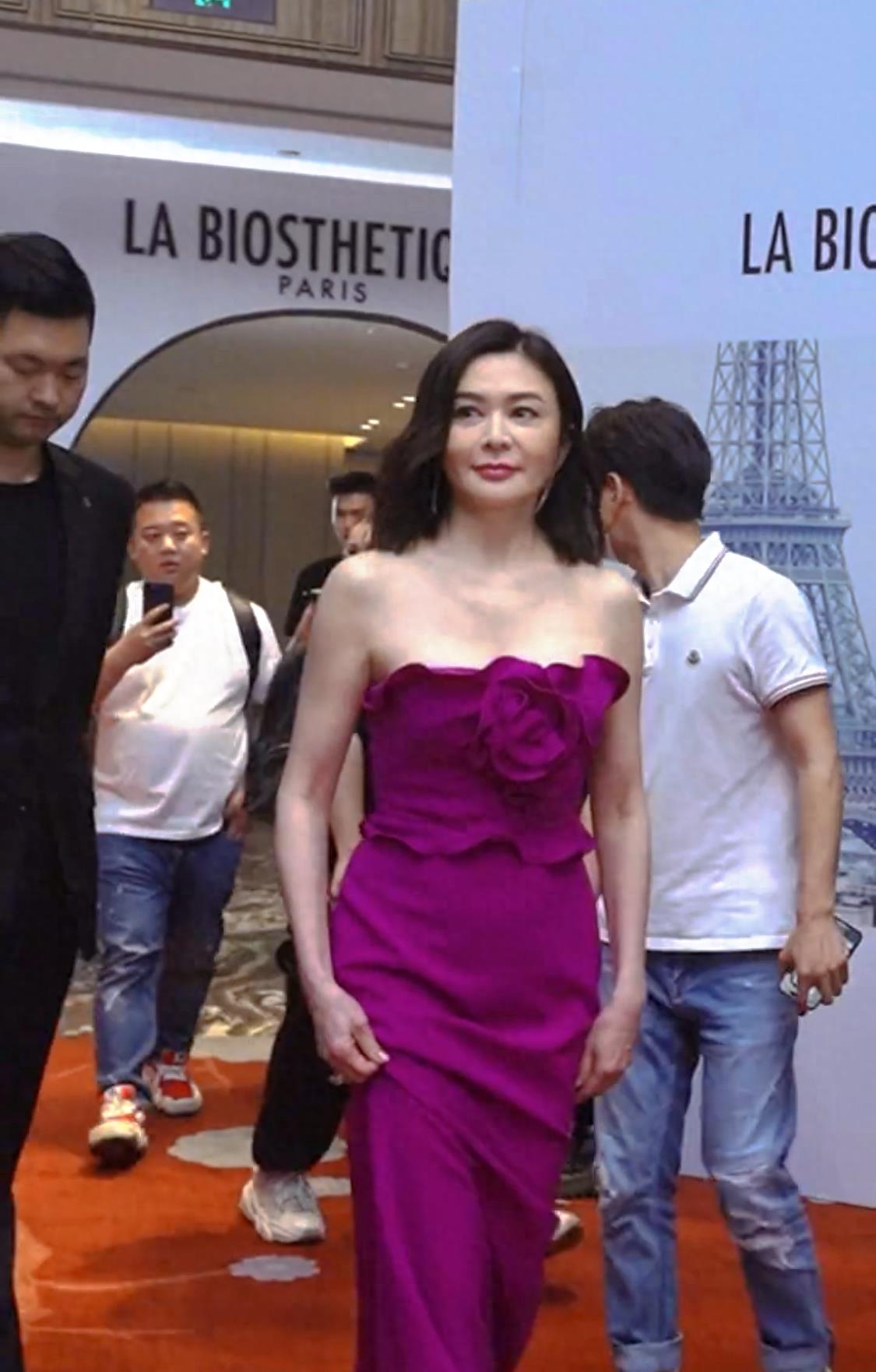 Rosamund Kwan Attended In Hangzhou Wearing A Colorful Long Dress That Retained Her Original