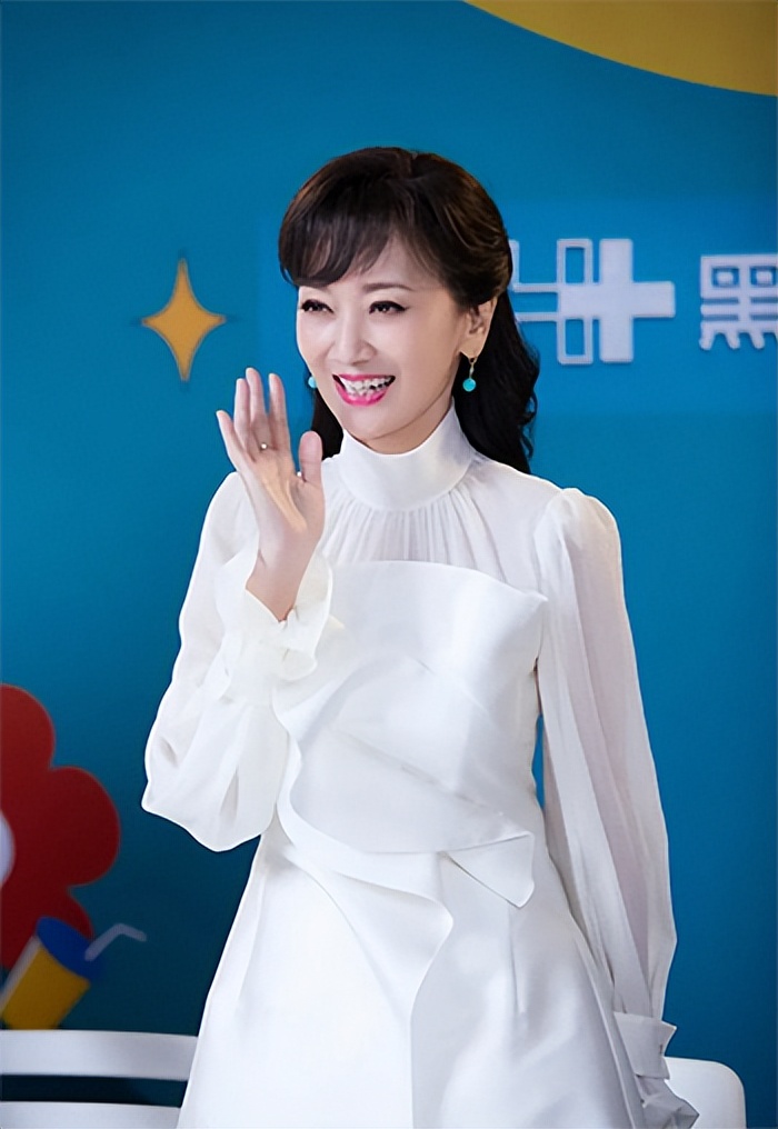 Zhao Yazhi's recent photos are exposed!The prosperous beauty, blue silk ...