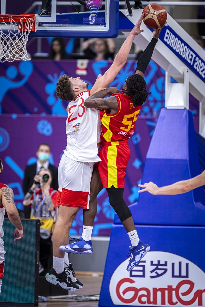 With 12 points and 6 rebounds, Shen Jing's key defense and assists ...