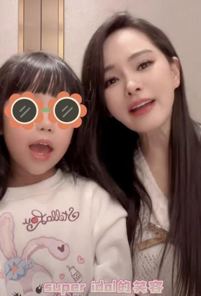 53-year-old Yi Nengjing shares a photo with her 5-year-old daughter ...