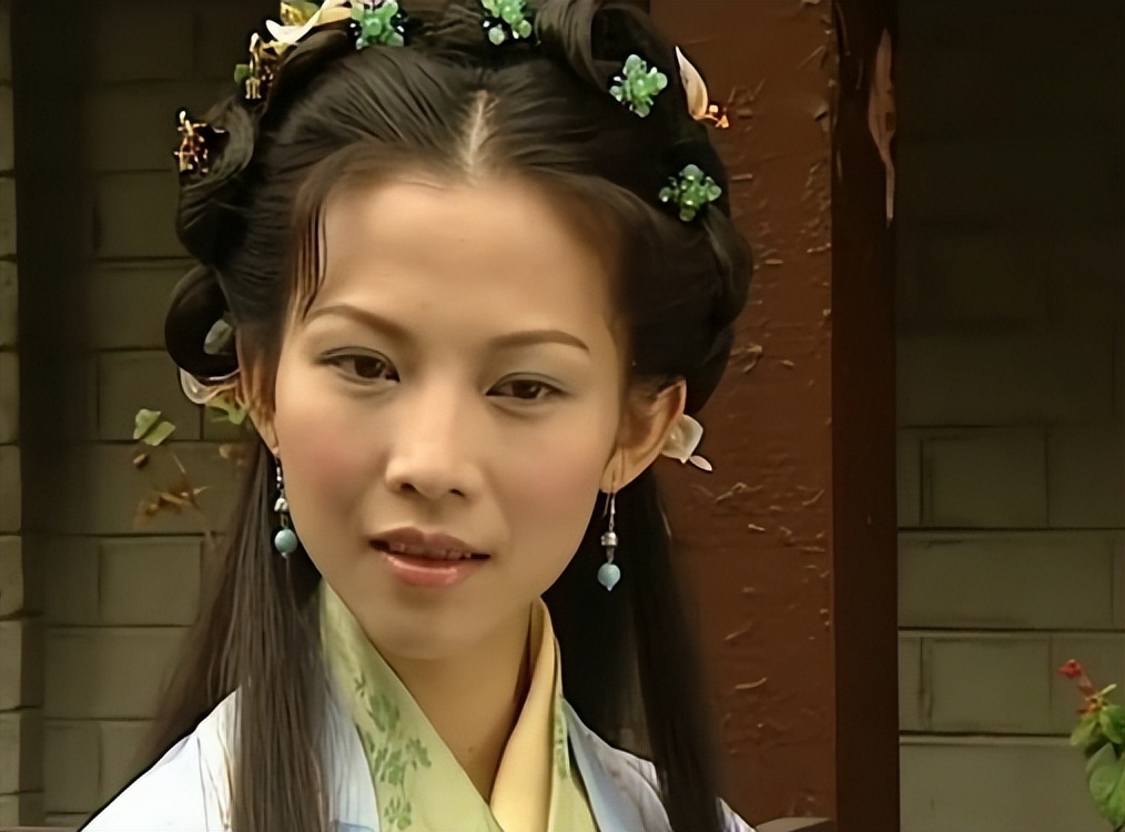 The beautiful and sassy sisters are back! I bet she's the first to blow ...