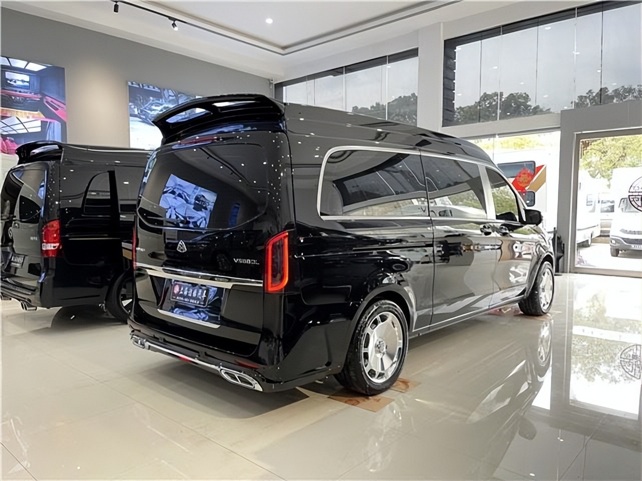 Mercedes-Benz Vito Maybach 7-seater commercial vehicle, see what else ...