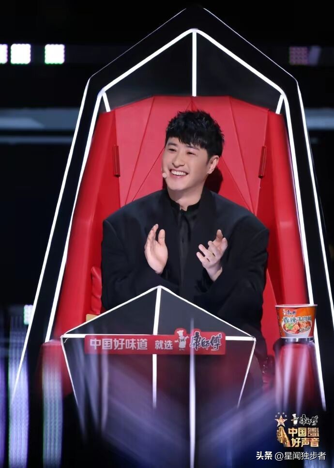 Legendary singer Emil Chow appeared on the stage of "The Voice of China ...
