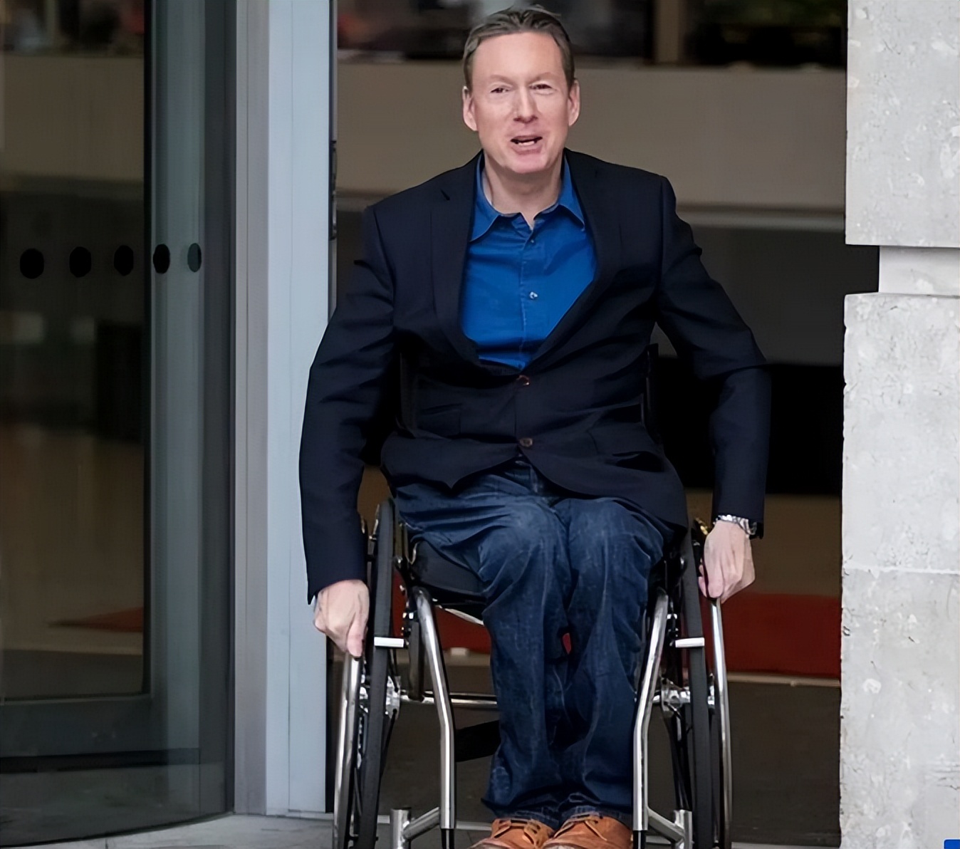 British airport chaos caused life!Disabled man fell off the escalator ...