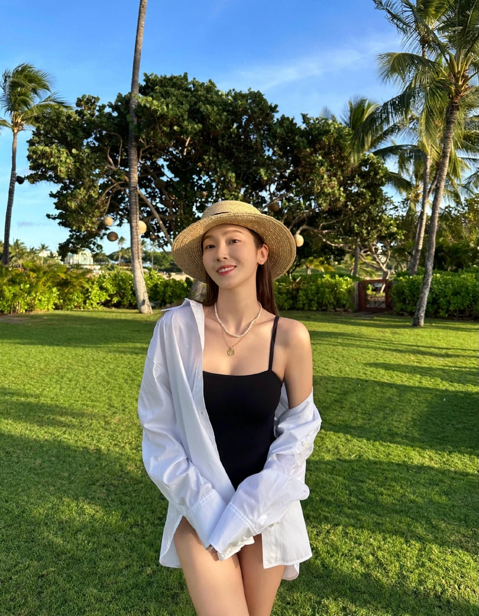 Sunny Hawaii!Jessica Jessica posted photos of her play - iMedia