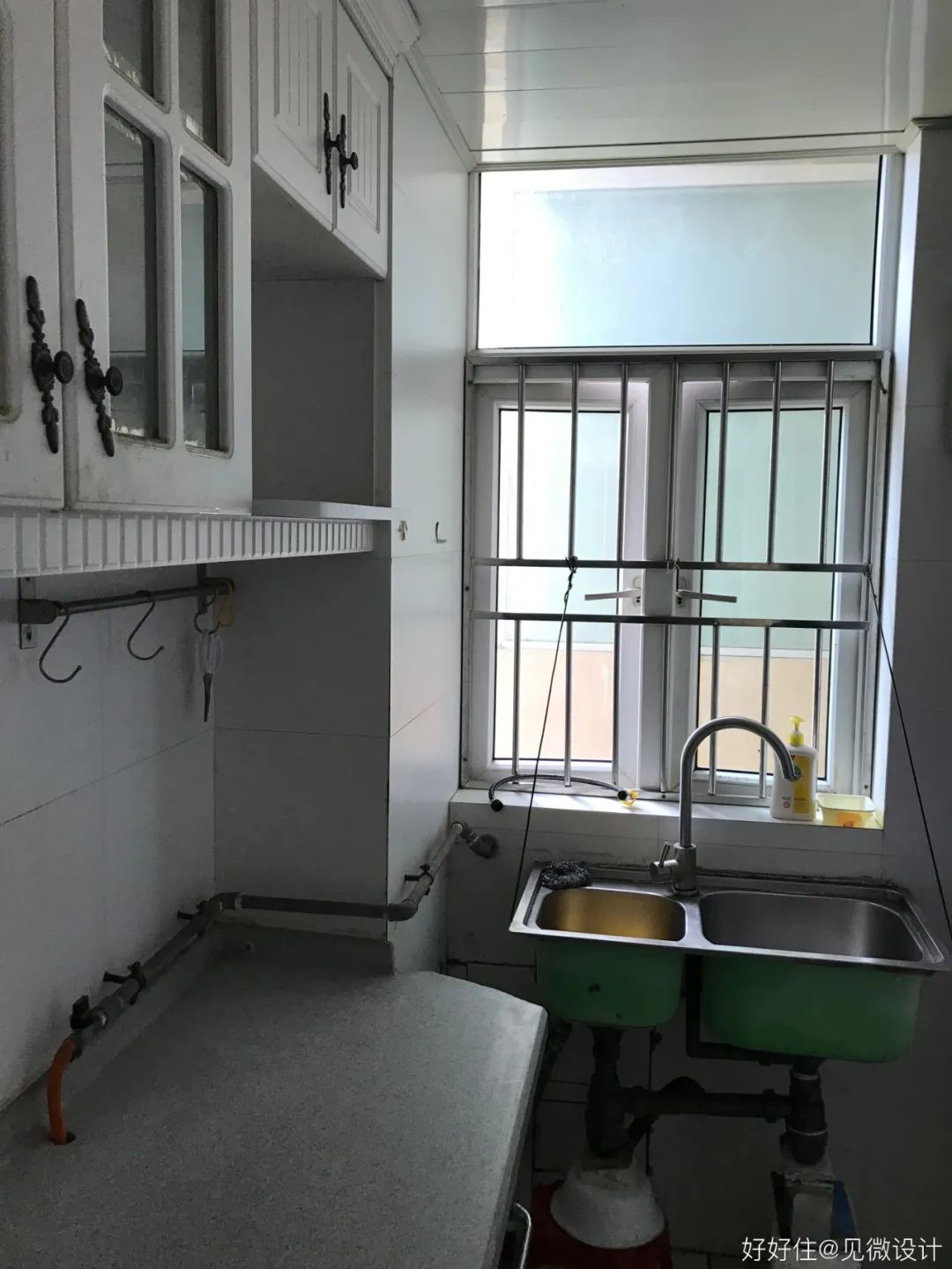The girl lives alone on 115 square meters, and the bedroom has a ...