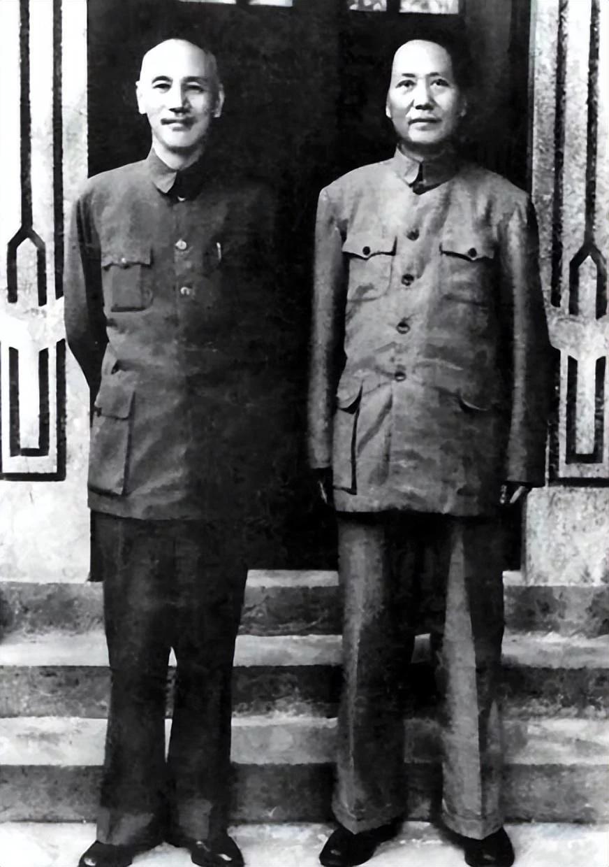Memory of History: What do the two angles of the photo of Chiang Kai ...