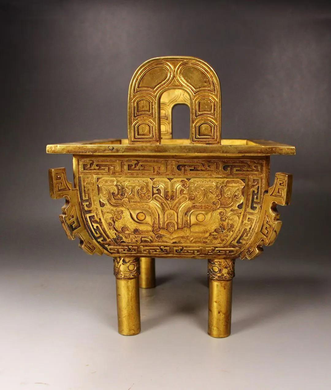 Collected gilt bronze hand-chiseled four-legged tripod is 21.5cm long ...