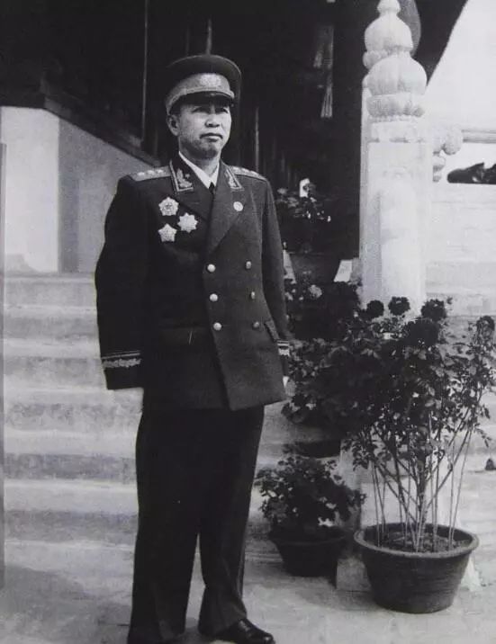 Liu Yalou became a commander and went back to his hometown to visit ...