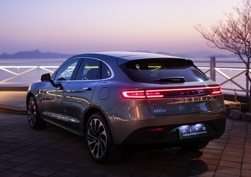 Wenjie M5 is equipped with a Harmony cockpit, challenging BBA luxury cars - iNEWS