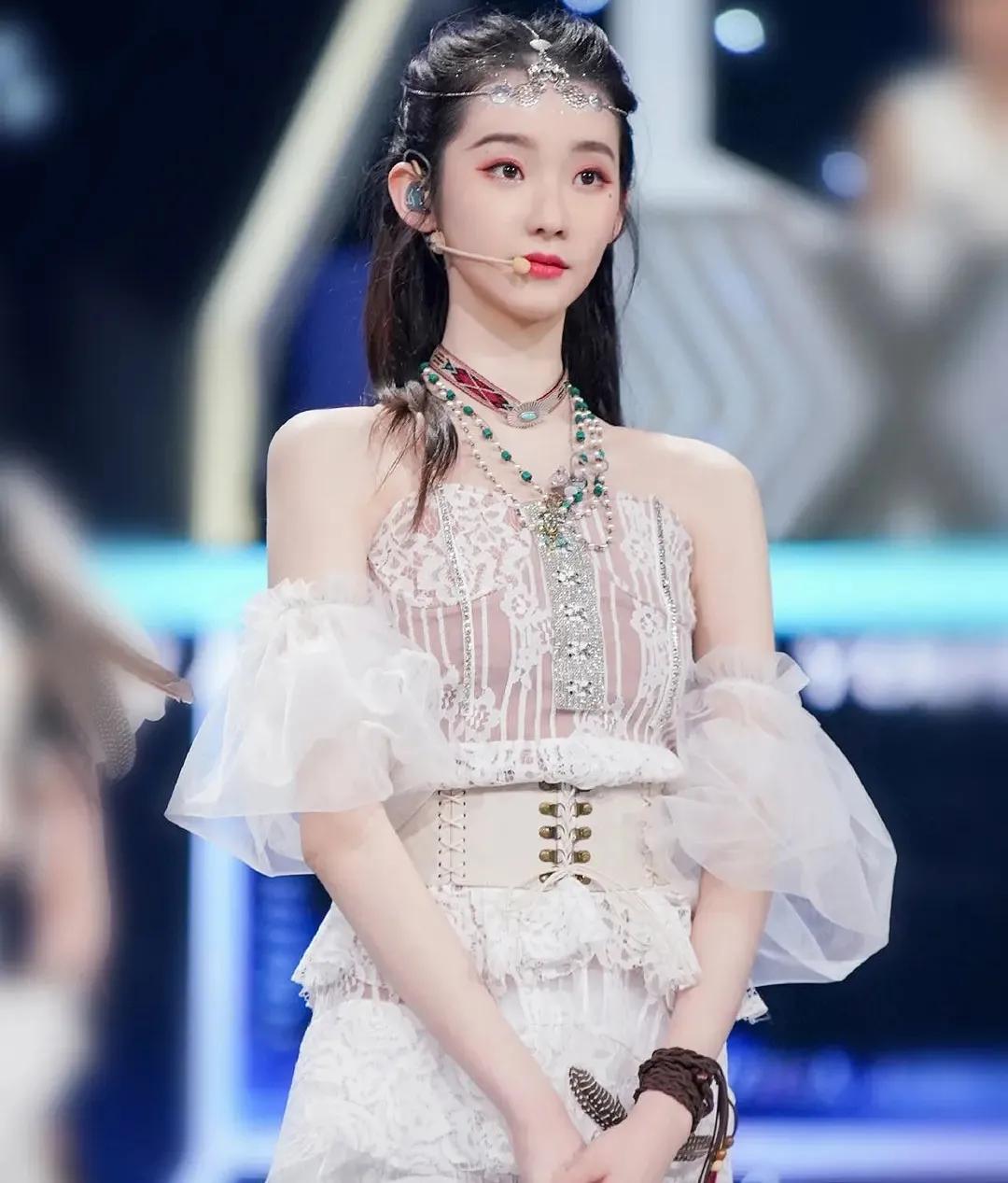 Zero and zero beautiful girl Zhang Yifan - iNEWS