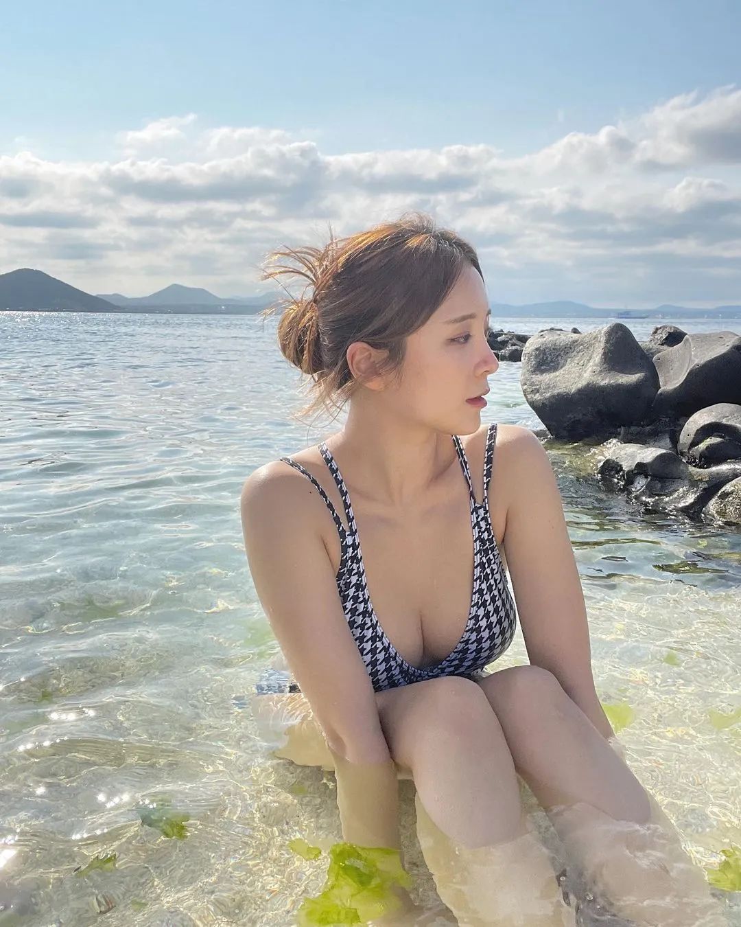 Sexy and charming yoga teacher GgotBBang - iNEWS