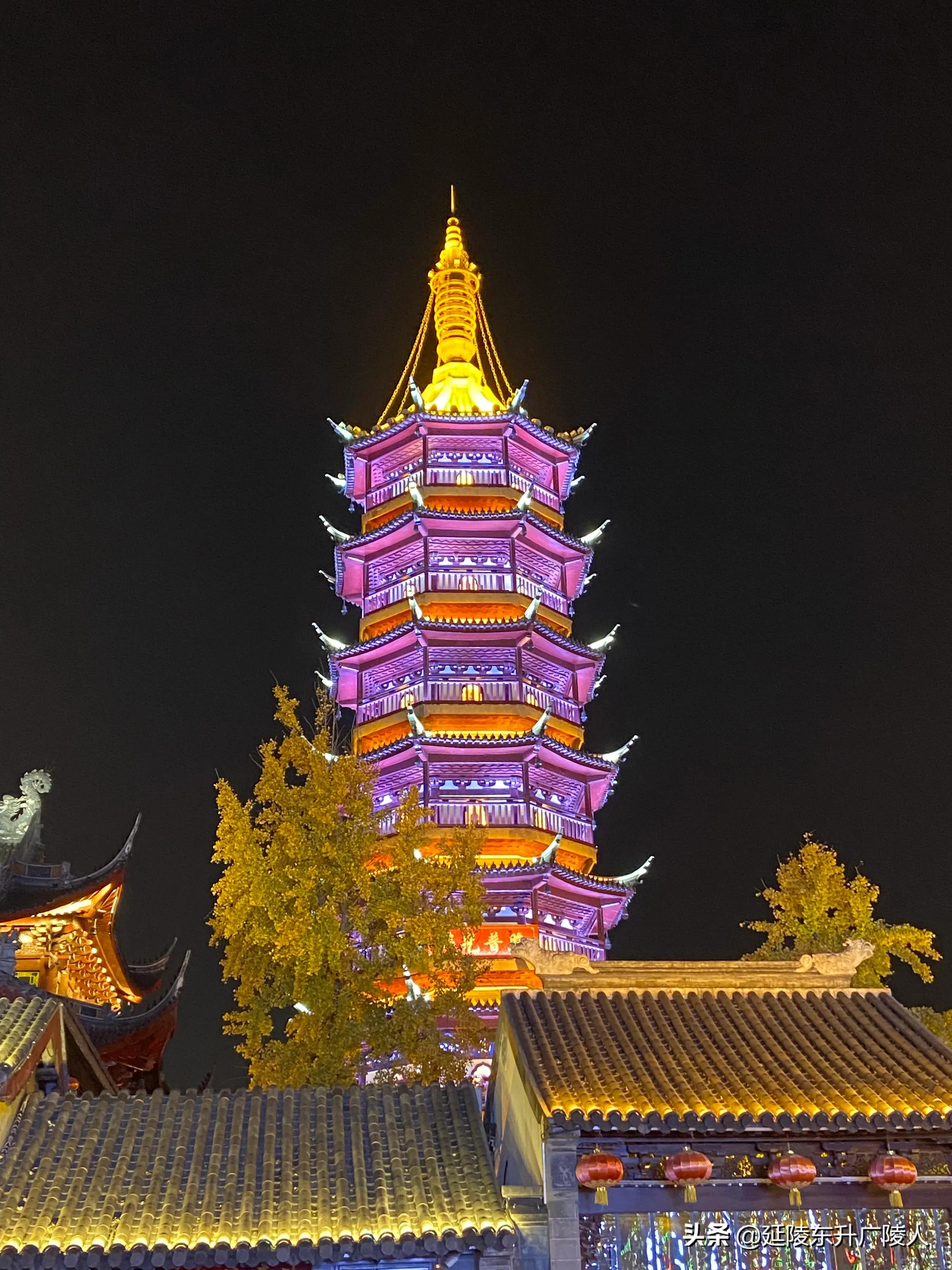 The night view of Wuxi's ancient canal is beautiful and beautiful Nanchan Temple floating light ...