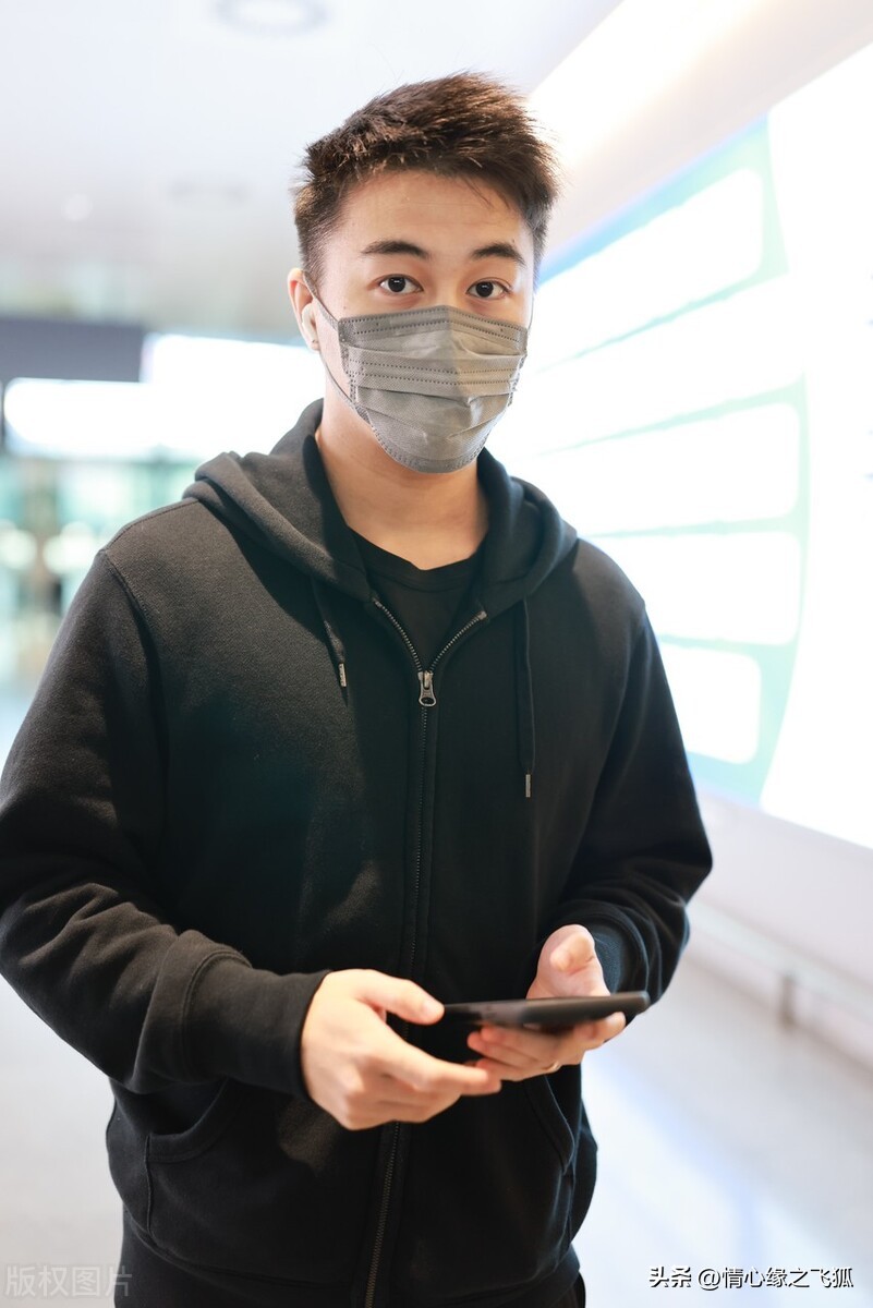 He Youjun's latest airport Reuters photo exposure, wearing a black ...
