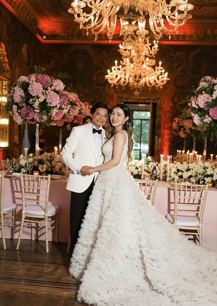 Warren Mok is in his sixtieth year, and the old tree blooms new flowers ...