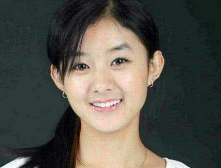 "Country Girl" Zhao Liying, the purple rose behind is my "medal" - iNEWS