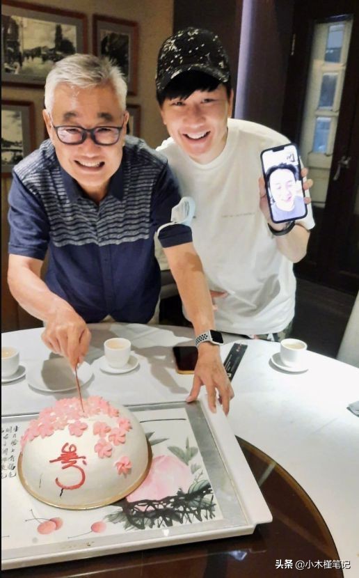 Lin Junjie celebrated his birthday with his father. The father and son ...