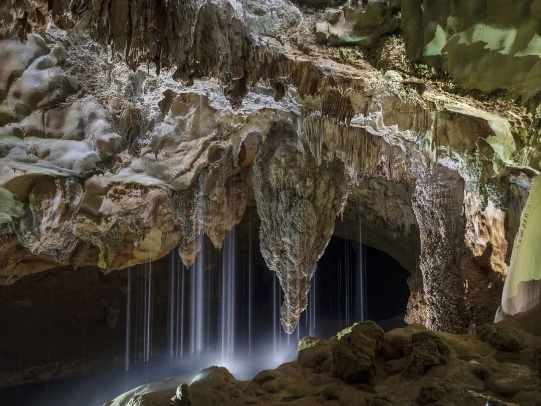 Hundreds of meters deep into the ground, he brought back these photos ...