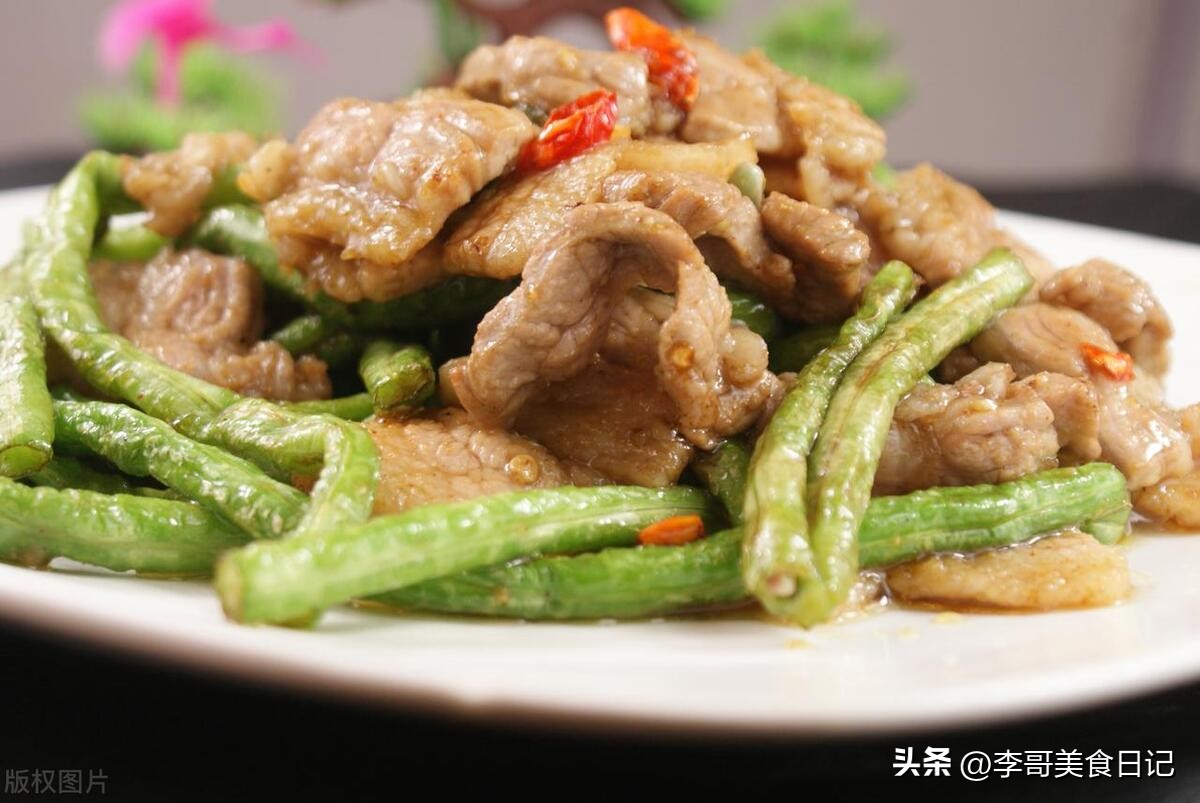 Stir-fried pork belly with garlic moss, full of garlic flavor, tender ...