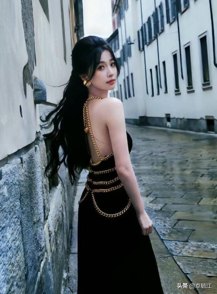 Yu Shuxin appeared at the Milan show to watch the show. Comparative ...