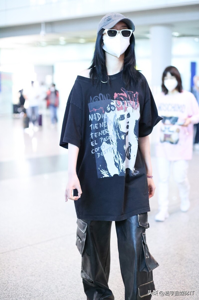 Zhao Xiaotang appeared at Beijing Airport - iNEWS