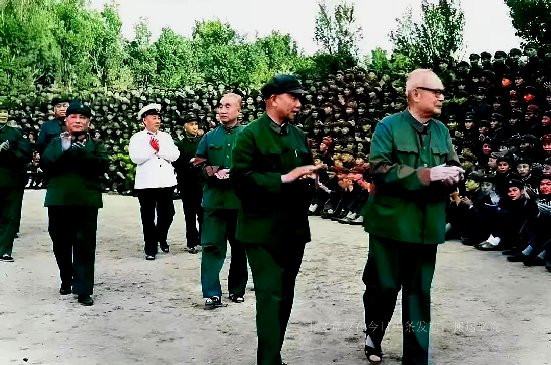 In the old photo from 1975, Ye Jianying and Xiao Ke walked in front, Su ...